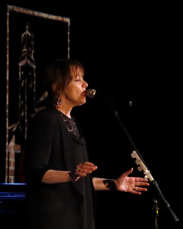 Suzanne Vega, Eclectic Singer-Songwriter, Performs | suze reviews the blues